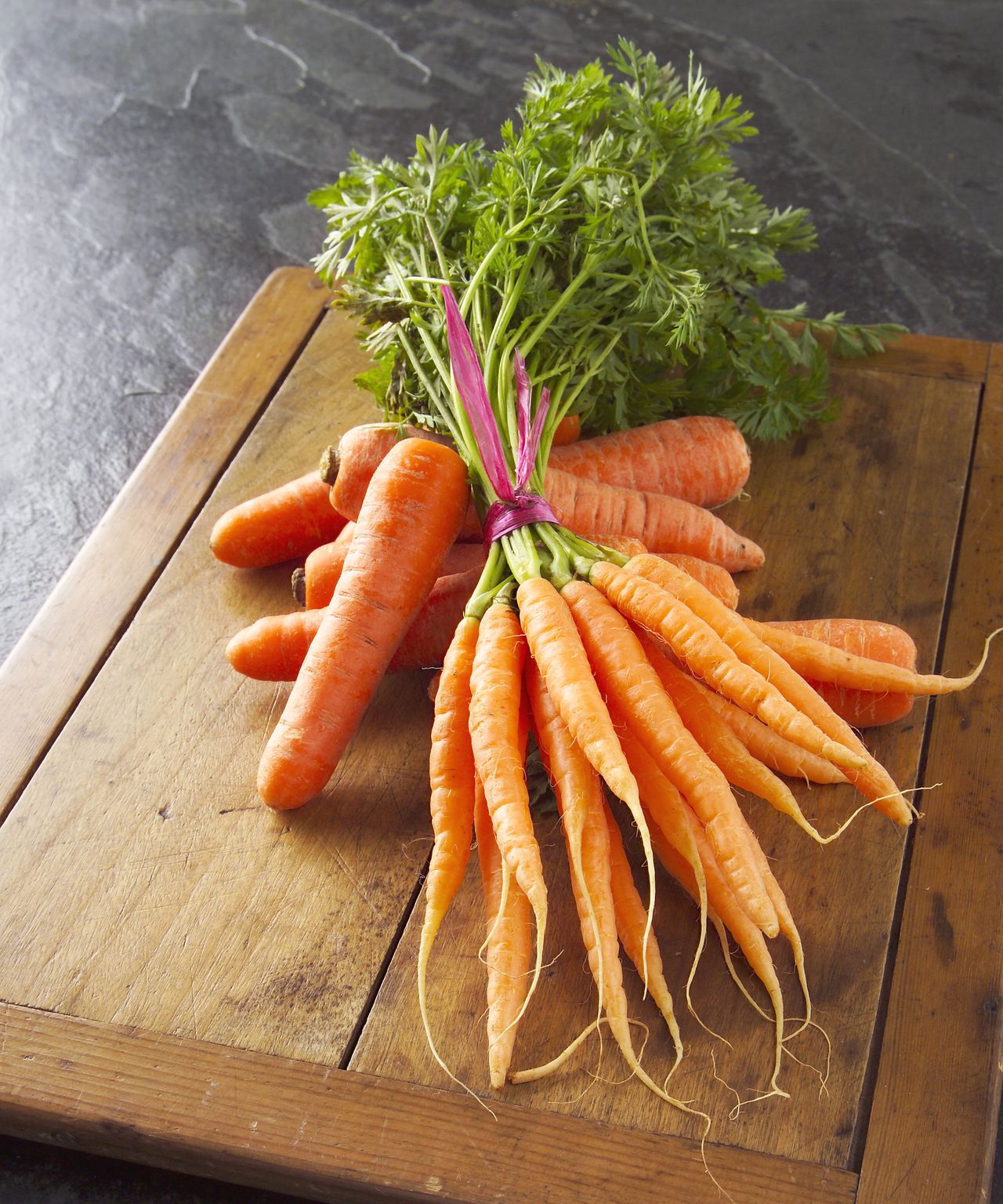 An expert guide to fertilizing carrots: when and how to feed | Homes ...