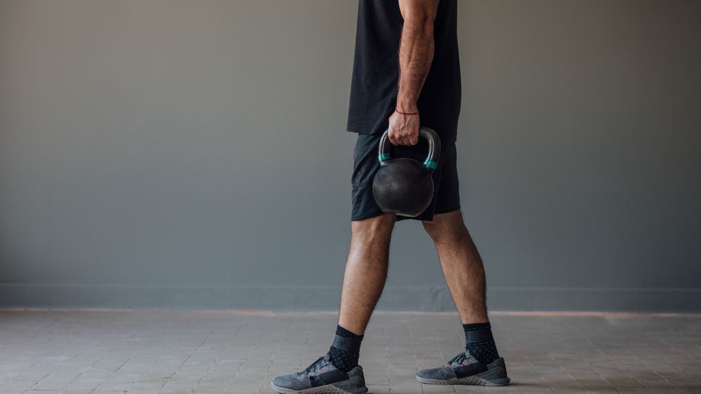 5 best kettlebell exercises for beginners to build muscle and strength ...