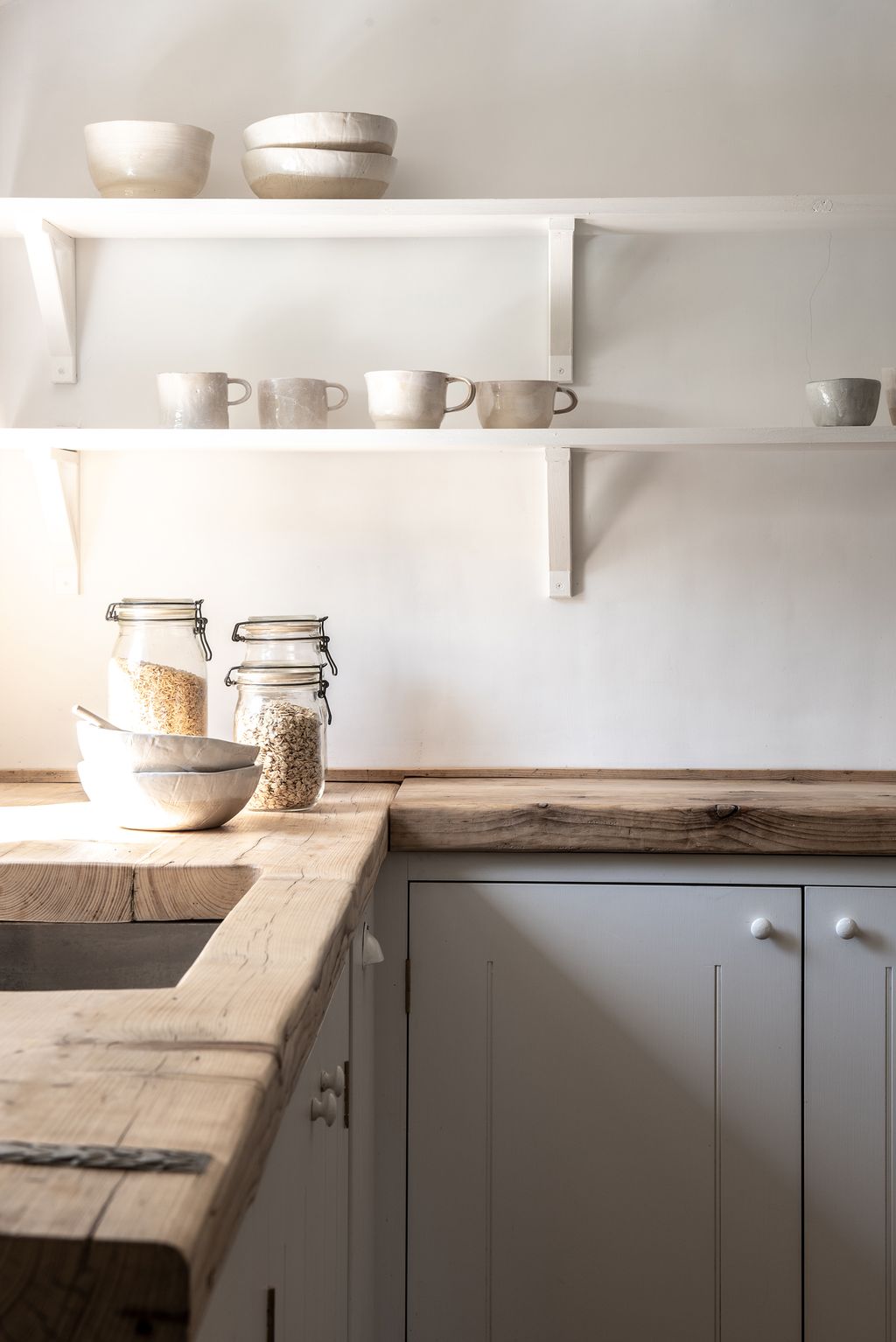 Experts reveal the 6 elements every country kitchen should have | Homes ...