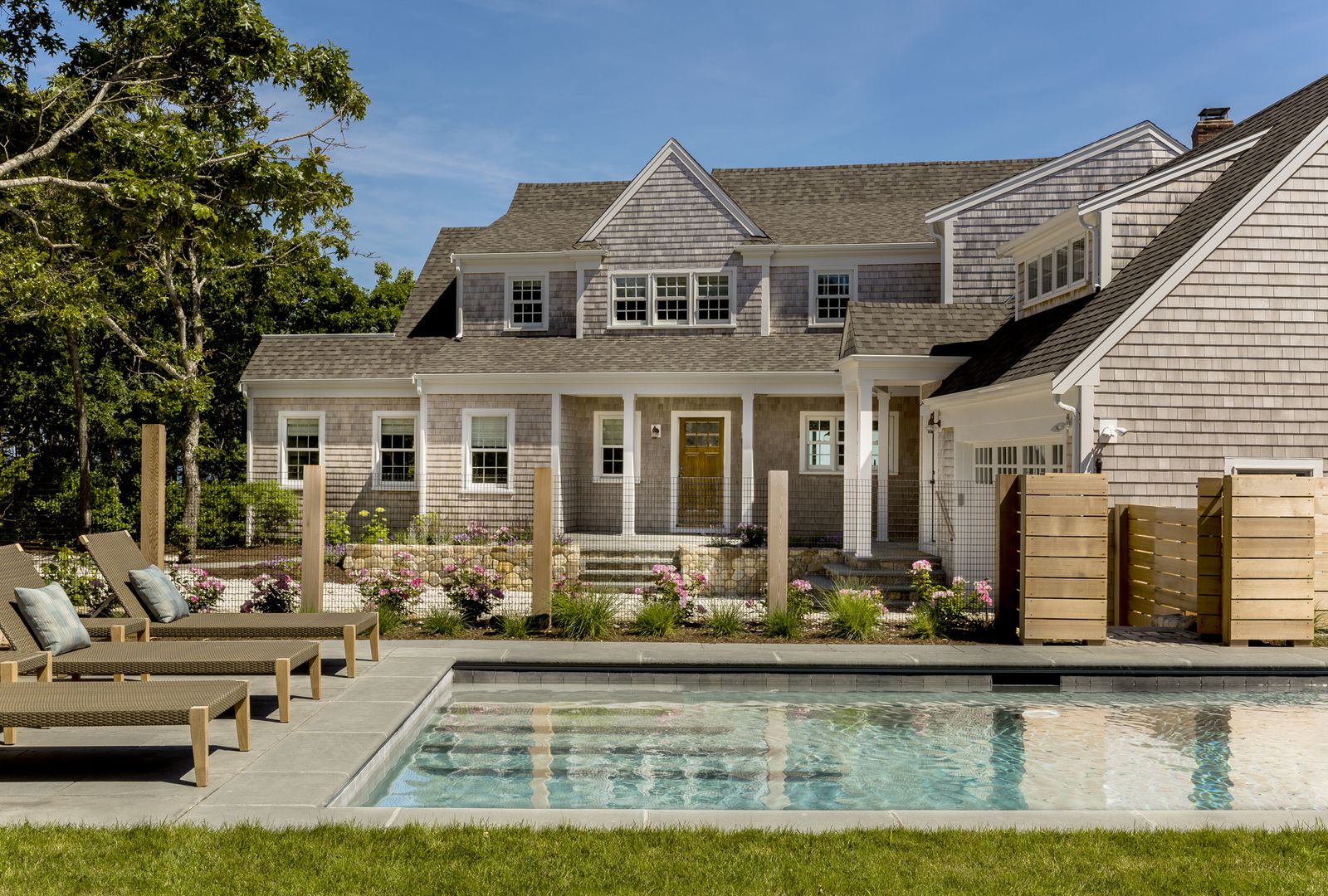 Cape Cod House Style, Explained by a New England Architect | Livingetc