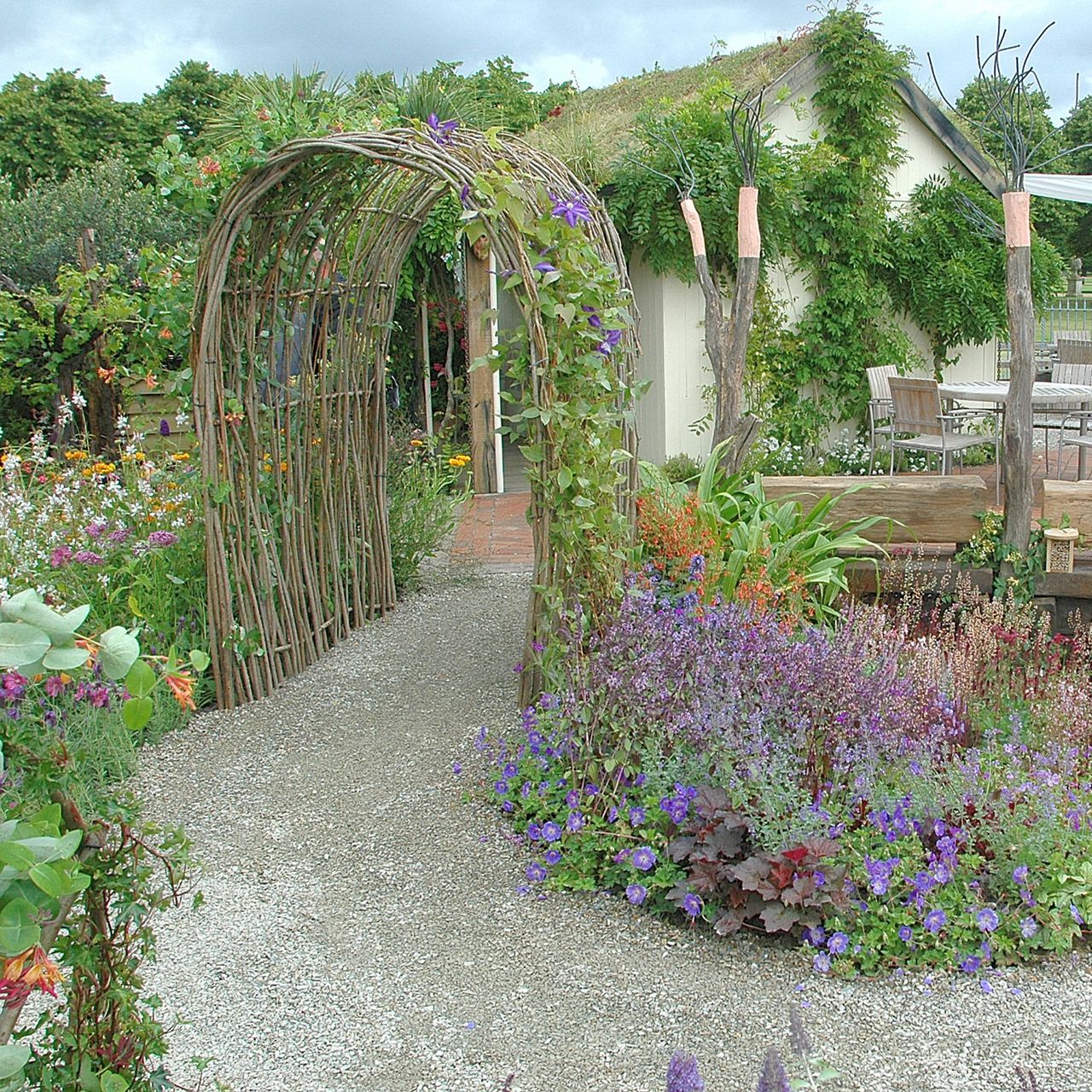 14 garden path ideas – curved and straight walkway designs in gravel ...