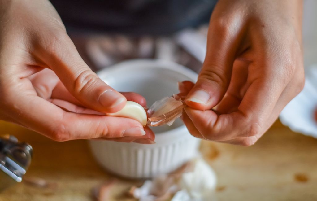 This garlic peeling hack simplifies cooking, and foodies are loving it ...