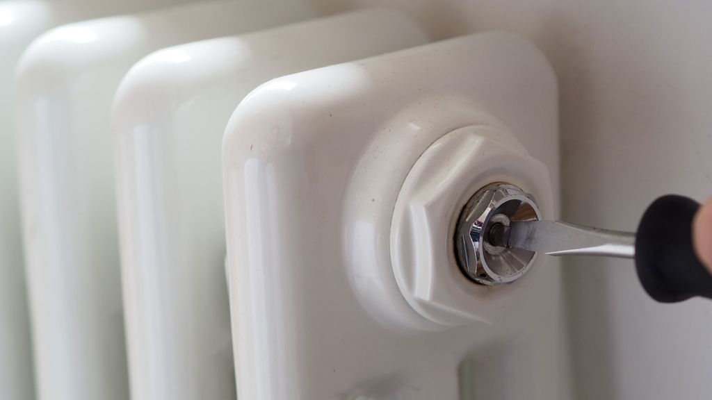 How to bleed a radiator: Get rid of unwanted cold spots | Homebuilding