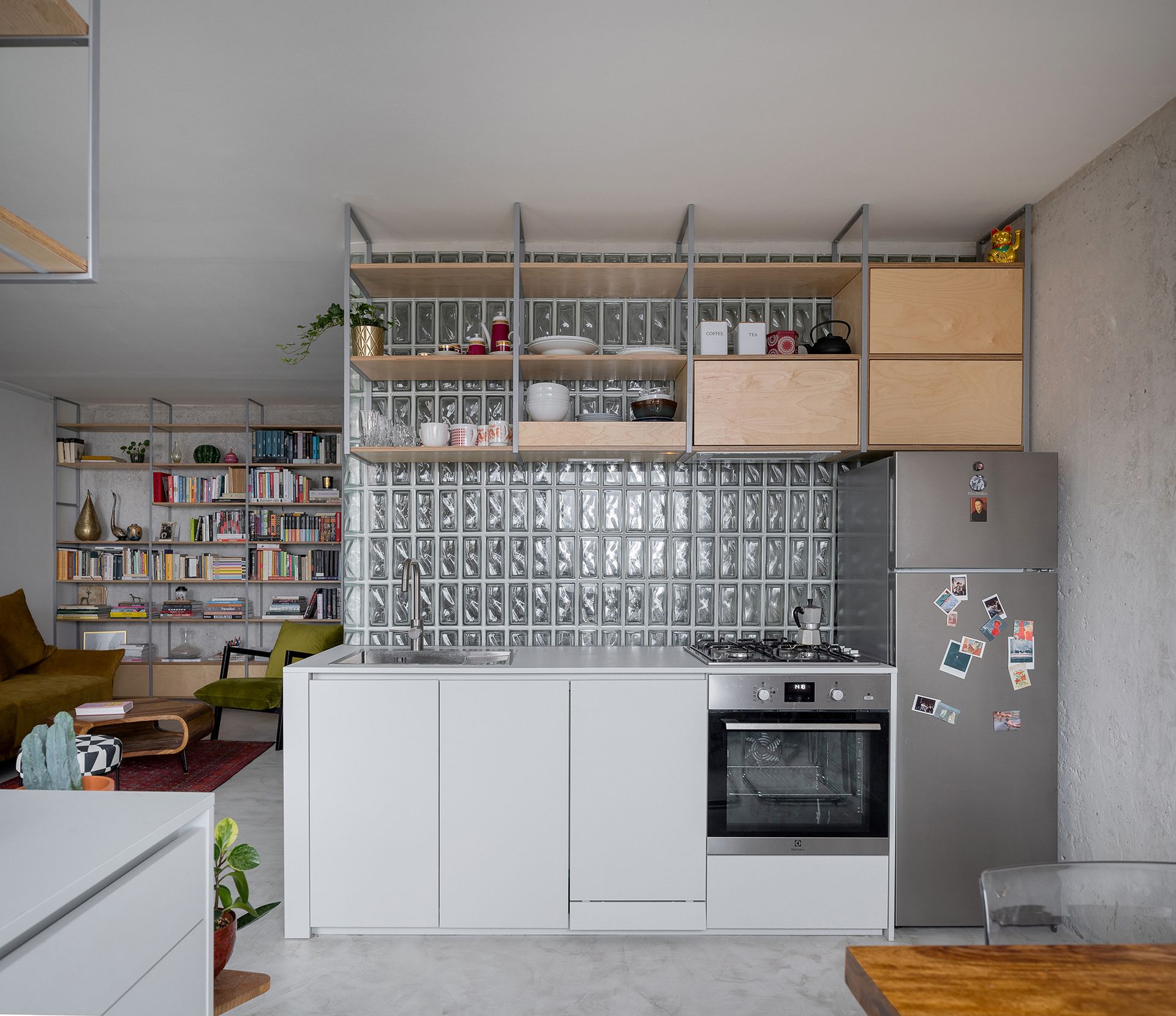 The 1980s glass brick design trend is big for 2023 | Livingetc