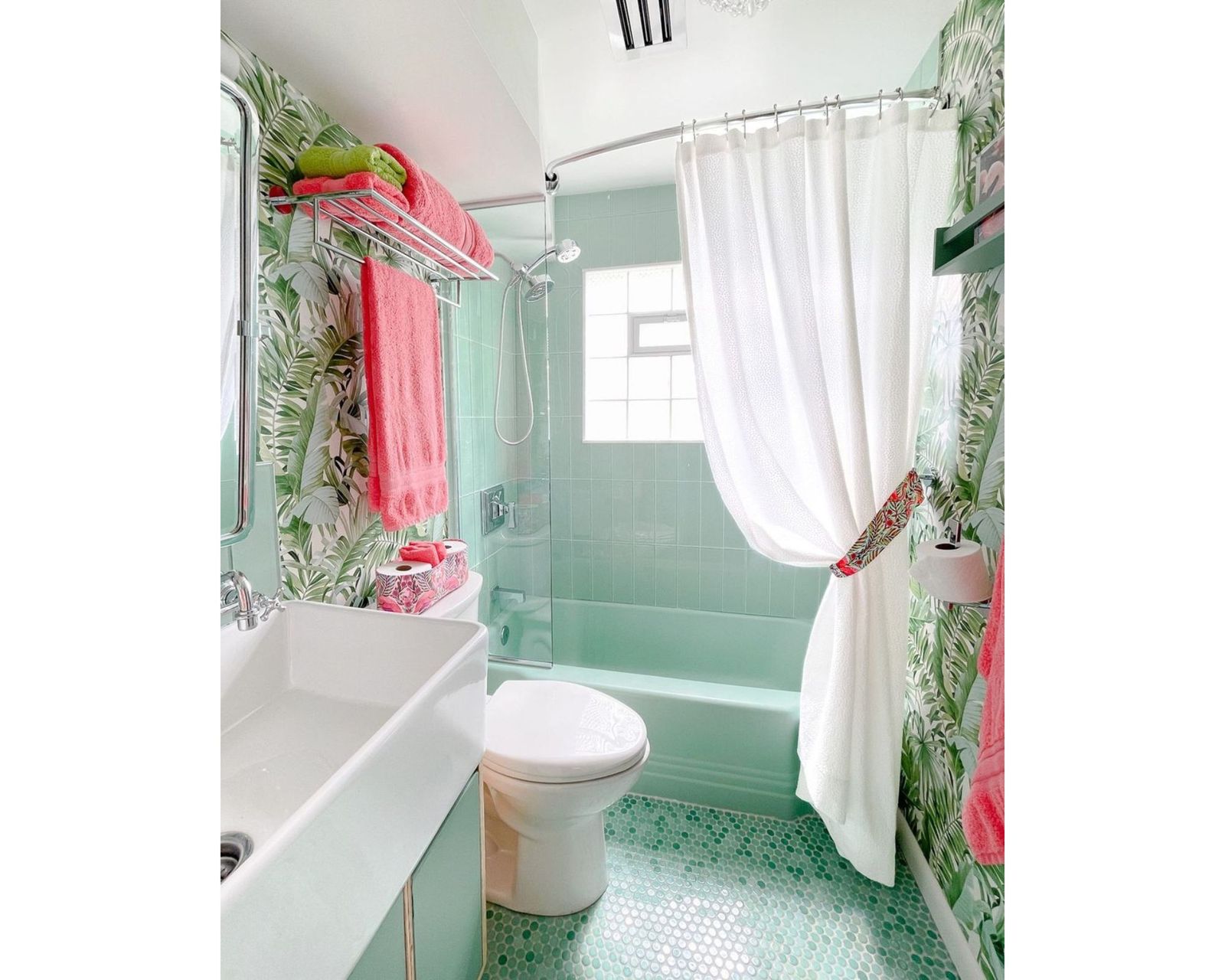 8 of the best small bathroom shower curtain ideas | Real Homes