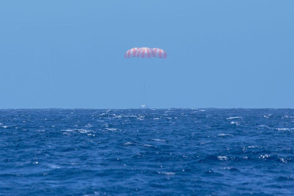 Splashdown! SpaceX's Dragon Returns to Earth from Space Station | Space
