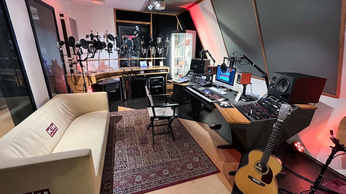 "Musicians like to test their gear in the shops – online retail will ...