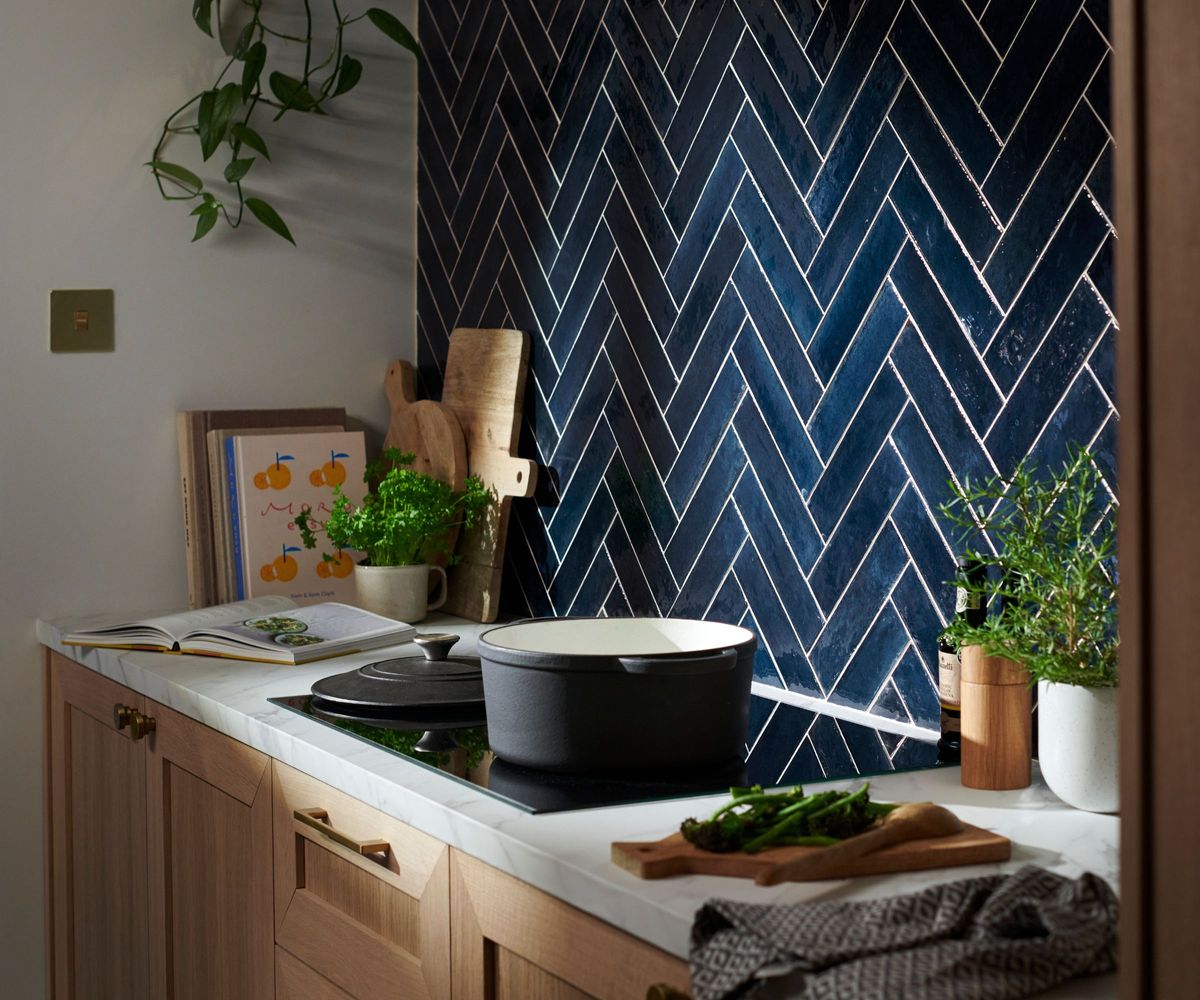 Should you have tiles or splashback panels in a kitchen? | Homebuilding