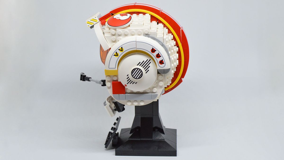 Lego Star Wars Luke Skywalker (Red Five) Helmet review | Space