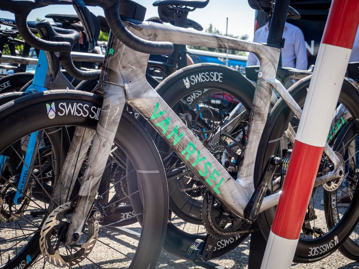 A closer look at the unreleased Van Rysel FCR, as used by Decathlon ...