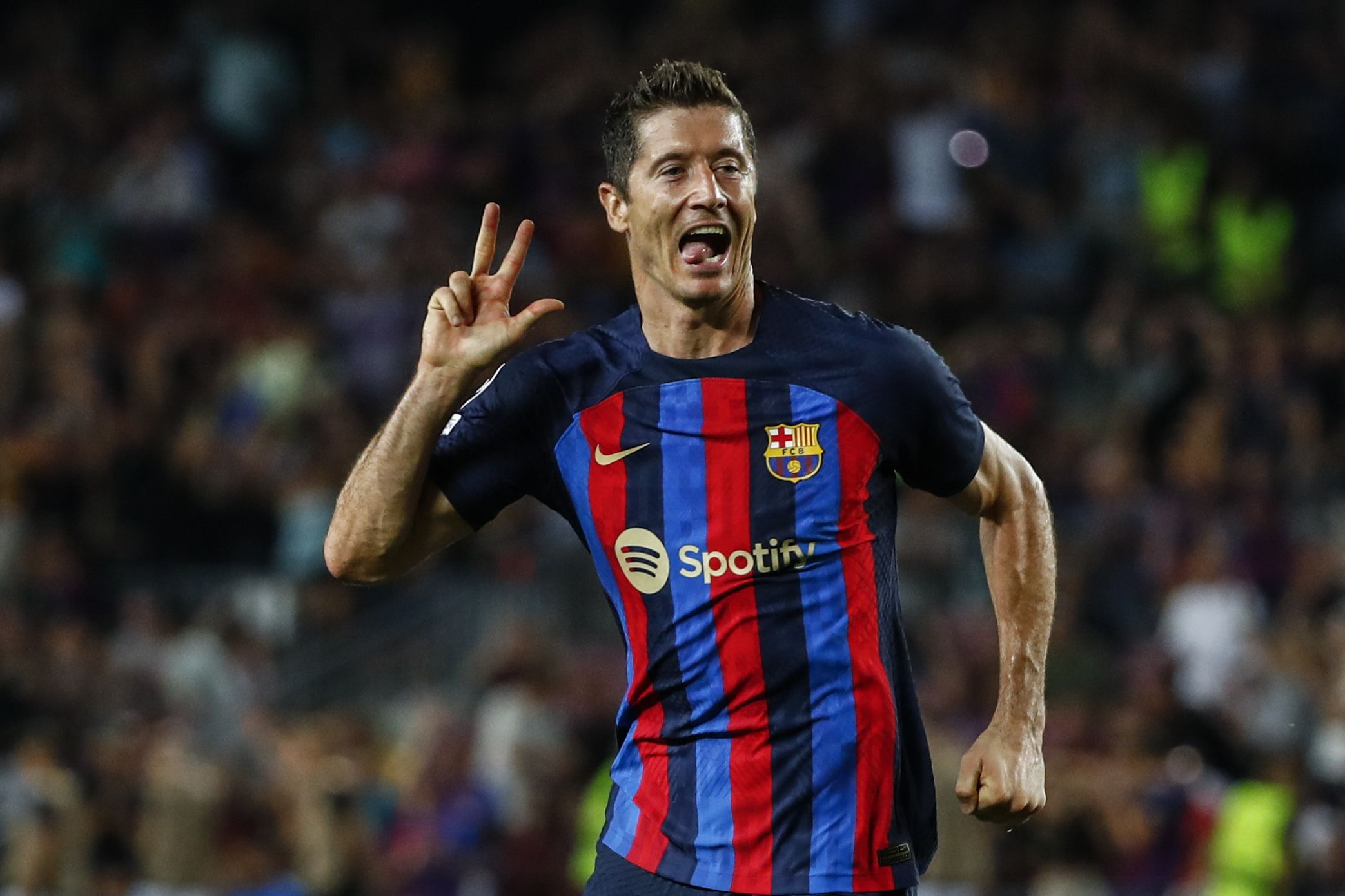 Robert Lewandowski hits hat-trick as Barcelona thrash Viktoria Plzen ...