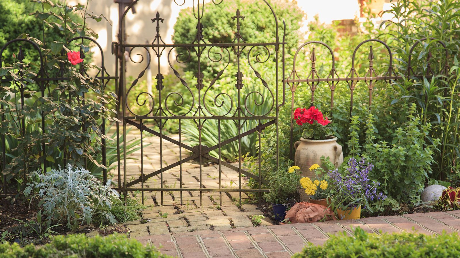 Small front garden ideas: 15 ways to maximize compact spaces | Homes ...