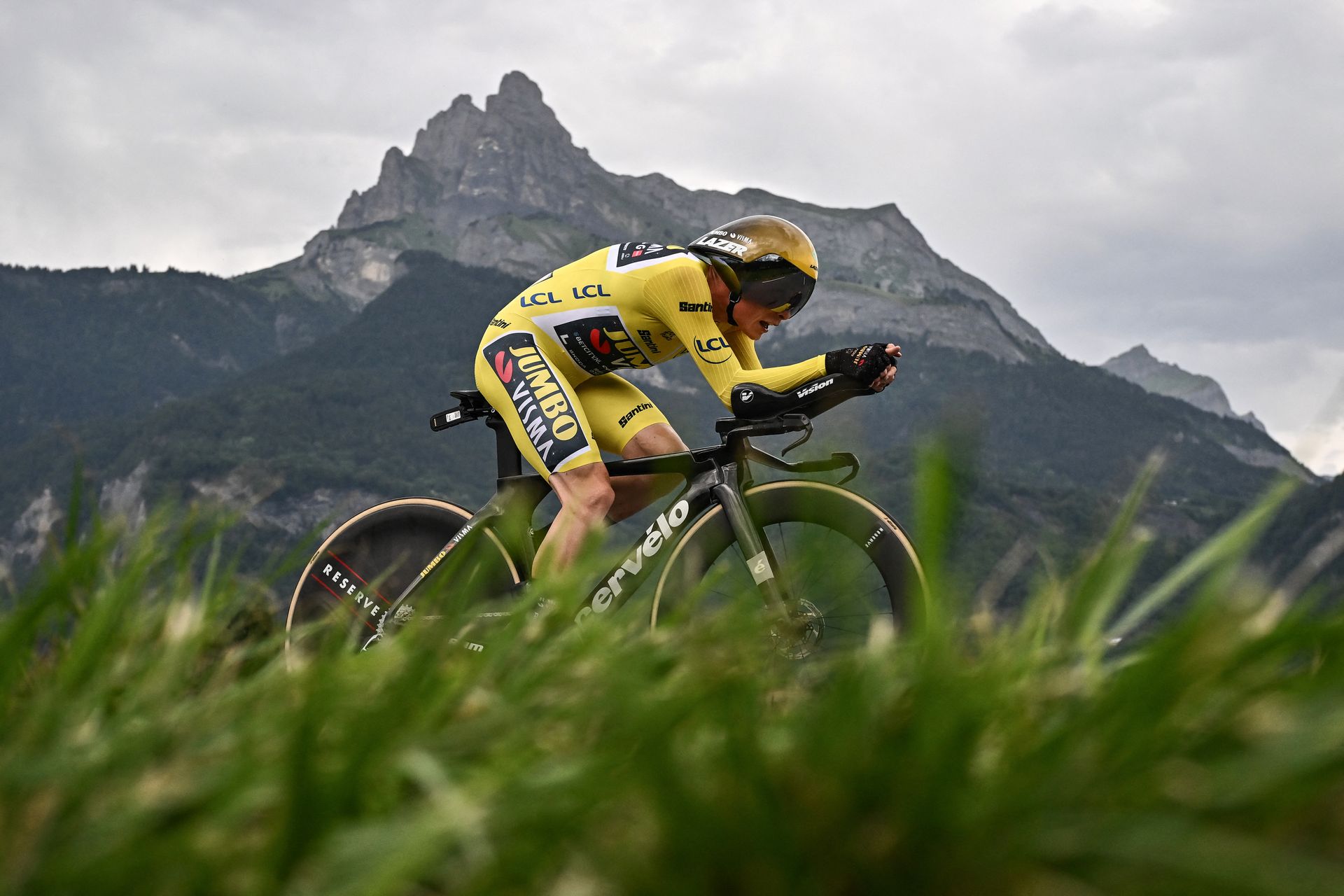 Jonas Vingegaard powers closer to Tour de France title with dominant ...