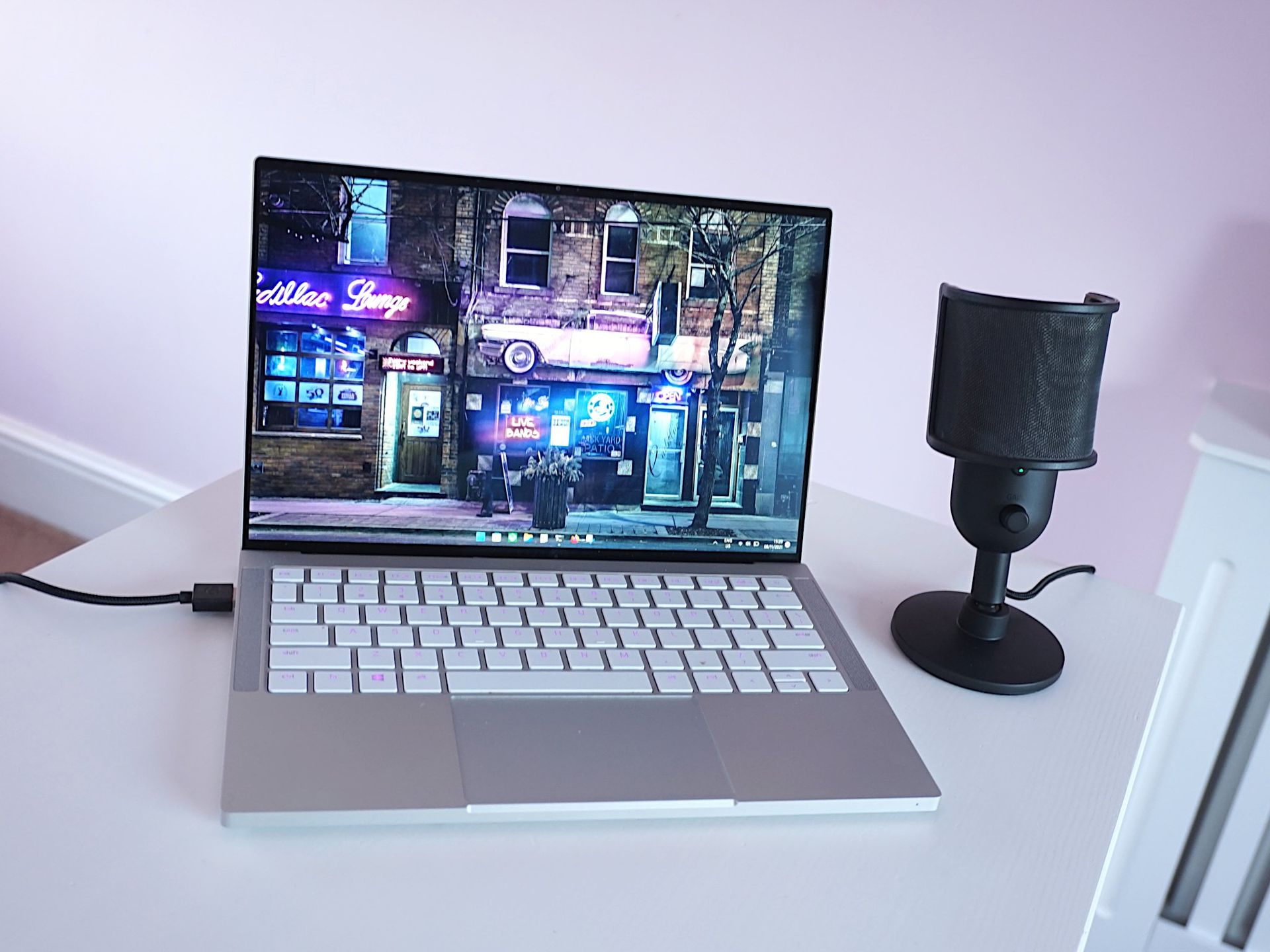 Razer Seiren V2 X review: A microphone tiny in size but big in value ...
