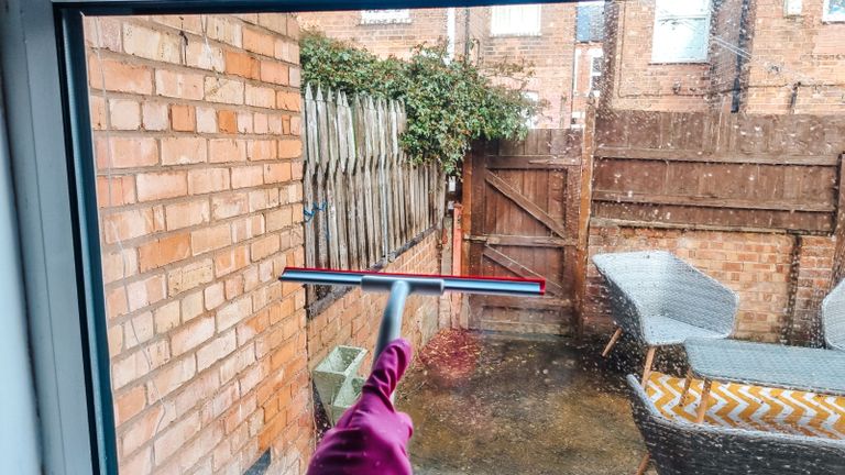 How to clean windows with vinegar | Real Homes