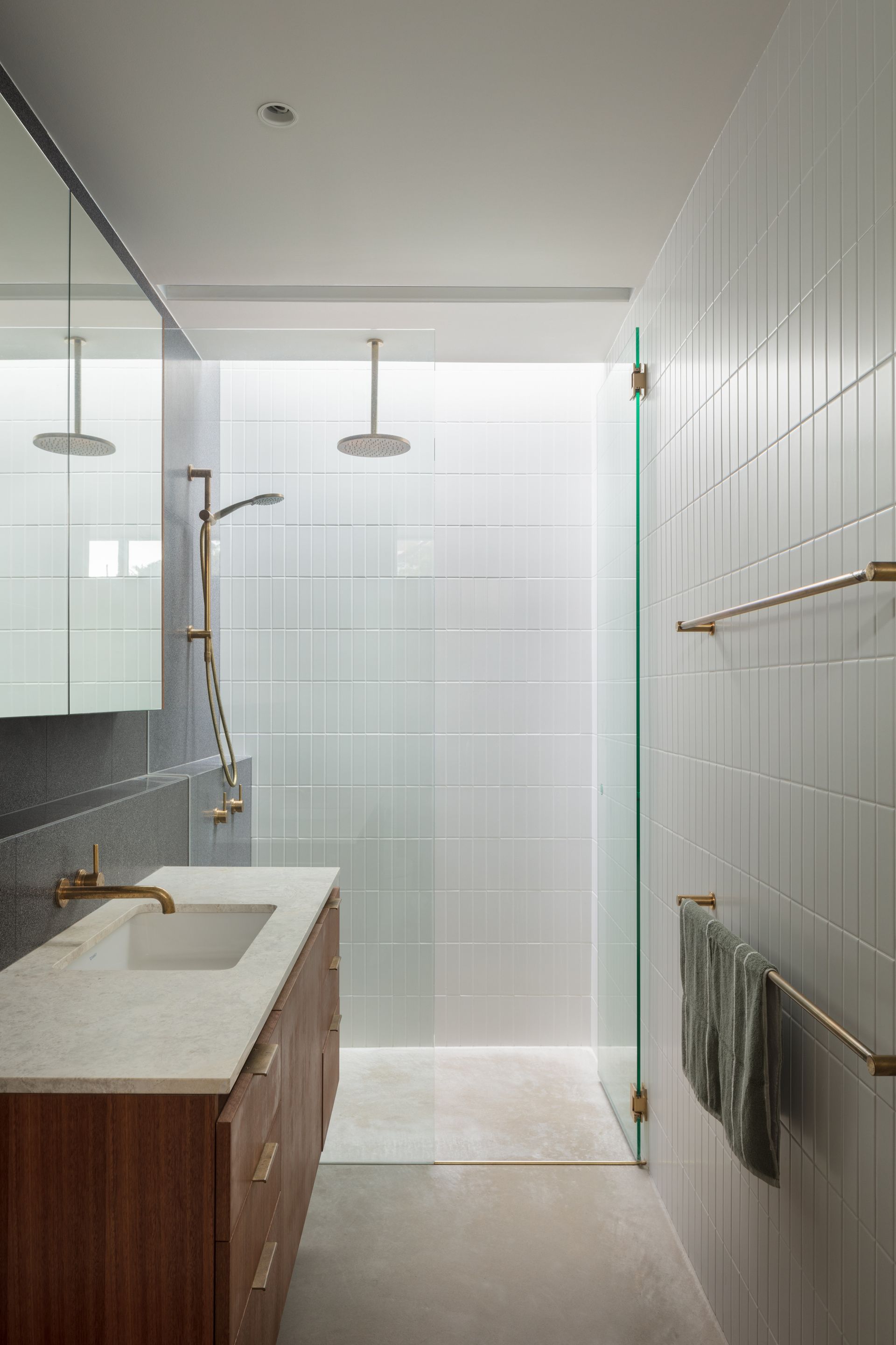 How to Remove Moisture in a Bathroom: 7 HVAC Expert Ways | Livingetc