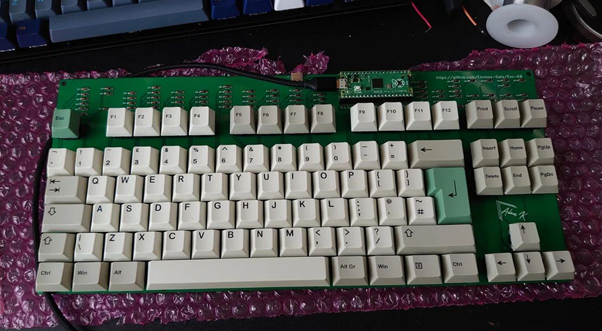 Raspberry Pi Pico Keyboard Features Mechanical Keys | Tom's Hardware