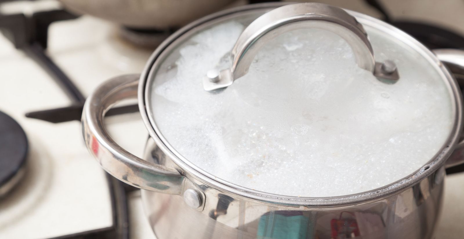 How to clean a burnt pan without damaging it – 6 easy ways | Woman & Home