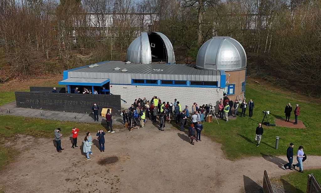 Partial solar eclipse delights skywatchers around the world (photos ...