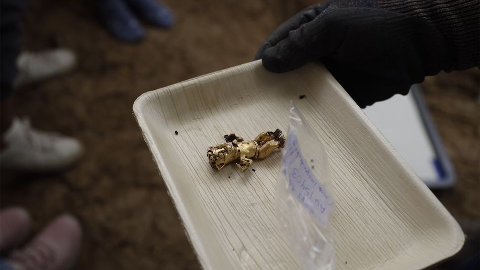 1,200-year-old lord's tomb laden with gold unearthed in Panama | Live ...