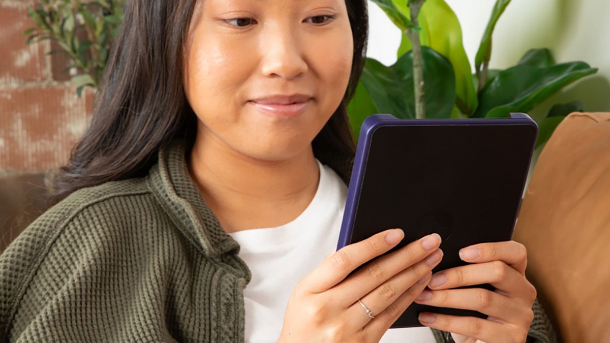This case turns your iPhone or Android phone into an e-reader, but ...
