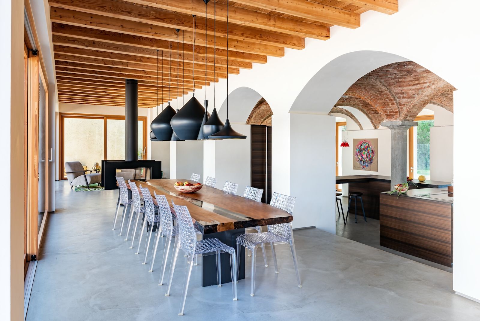 See inside a striking converted barn that dates back to 1700s | Livingetc