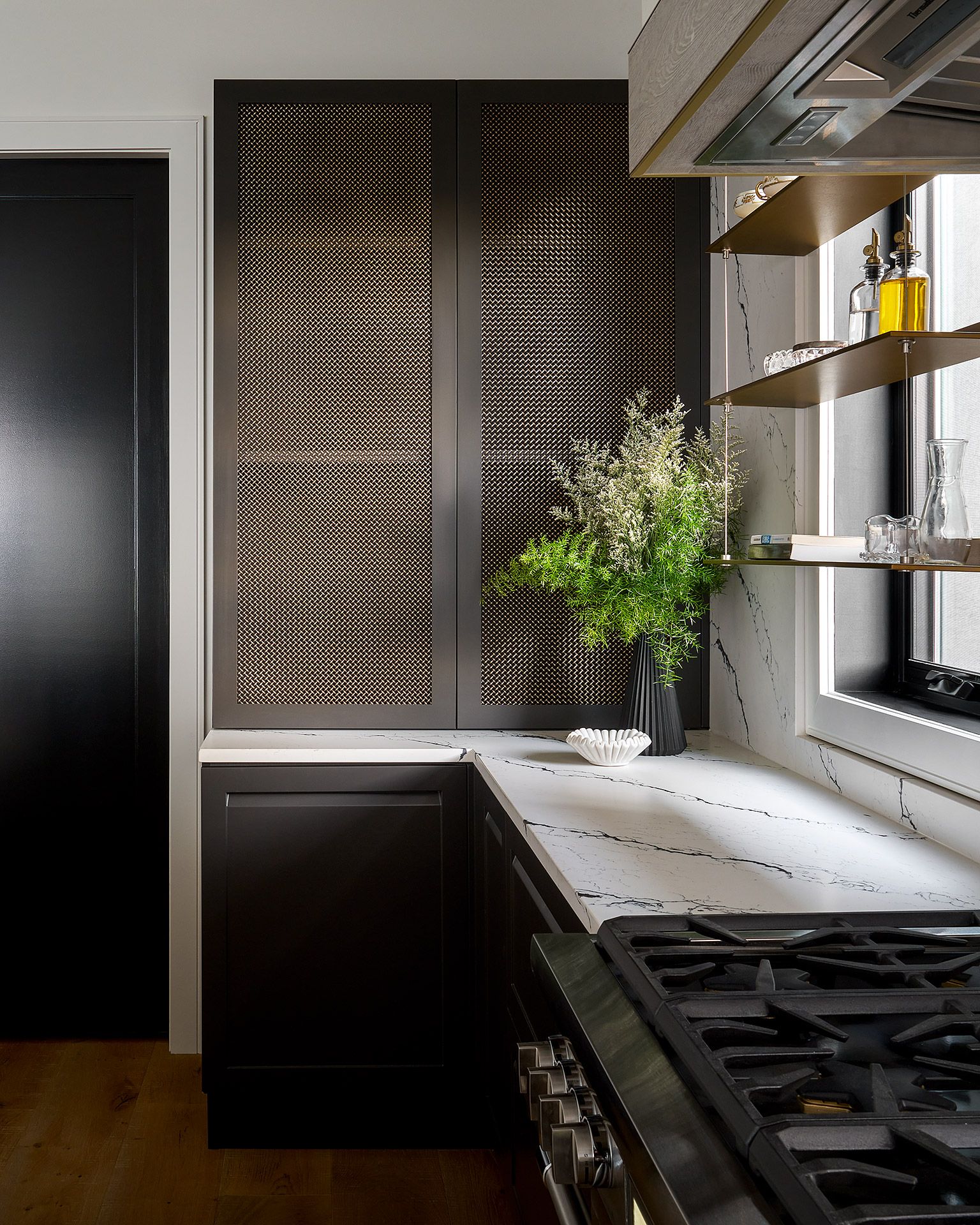 Nate Berkus' Kitchen Features an Intruging New Cabinet Trend | Livingetc