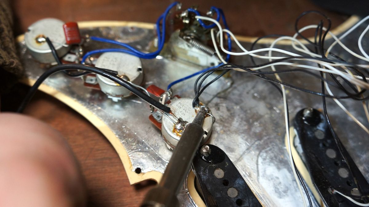 How to mod your Strat to sound like a Tele with a 7-way circuit ...