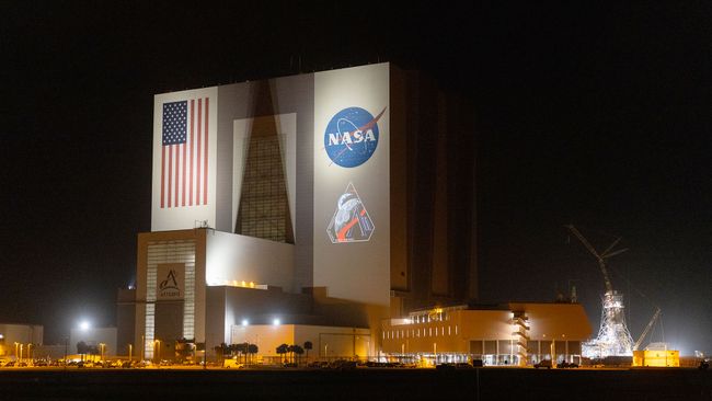 Moon mission patch projected onto assembly building: Space photo of the ...