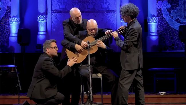 Watch four guitarists play Billie Jean on one guitar at the same time ...