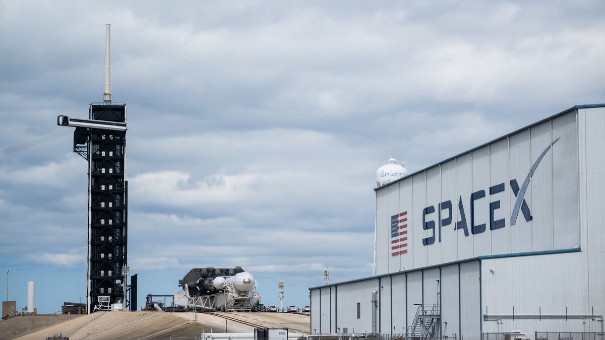 SpaceX rolls out Falcon Heavy rocket for Psyche asteroid mission launch ...