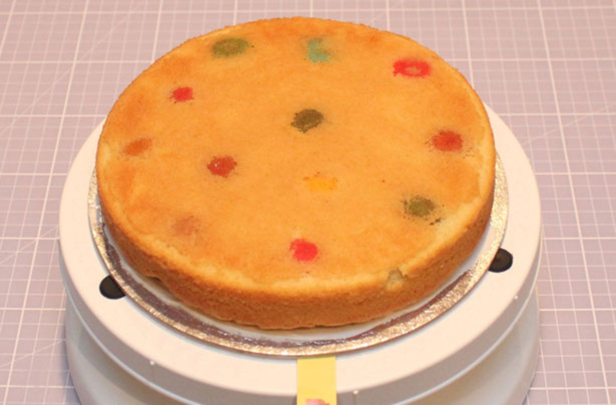Polka dot cake | GoodtoKnow