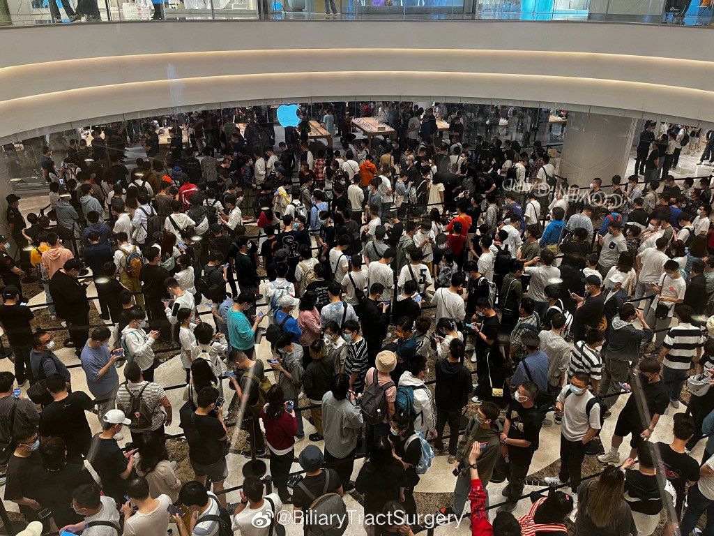 Crowds flock to the opening of Apple's new Wuhan store | iMore