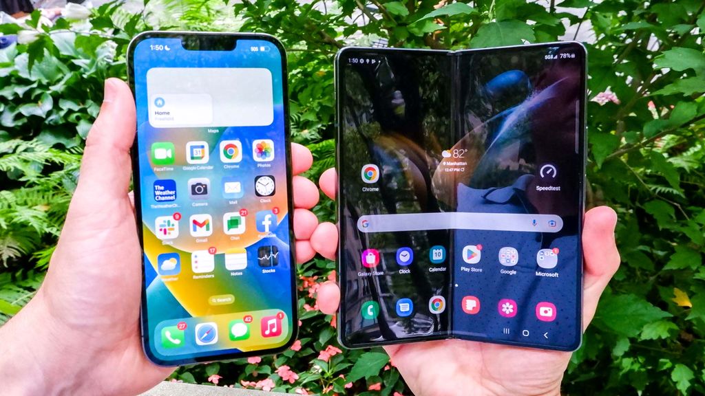 Samsung Galaxy Z Fold 4 vs. iPhone 13 Pro Max: Which phone wins? | Tom ...