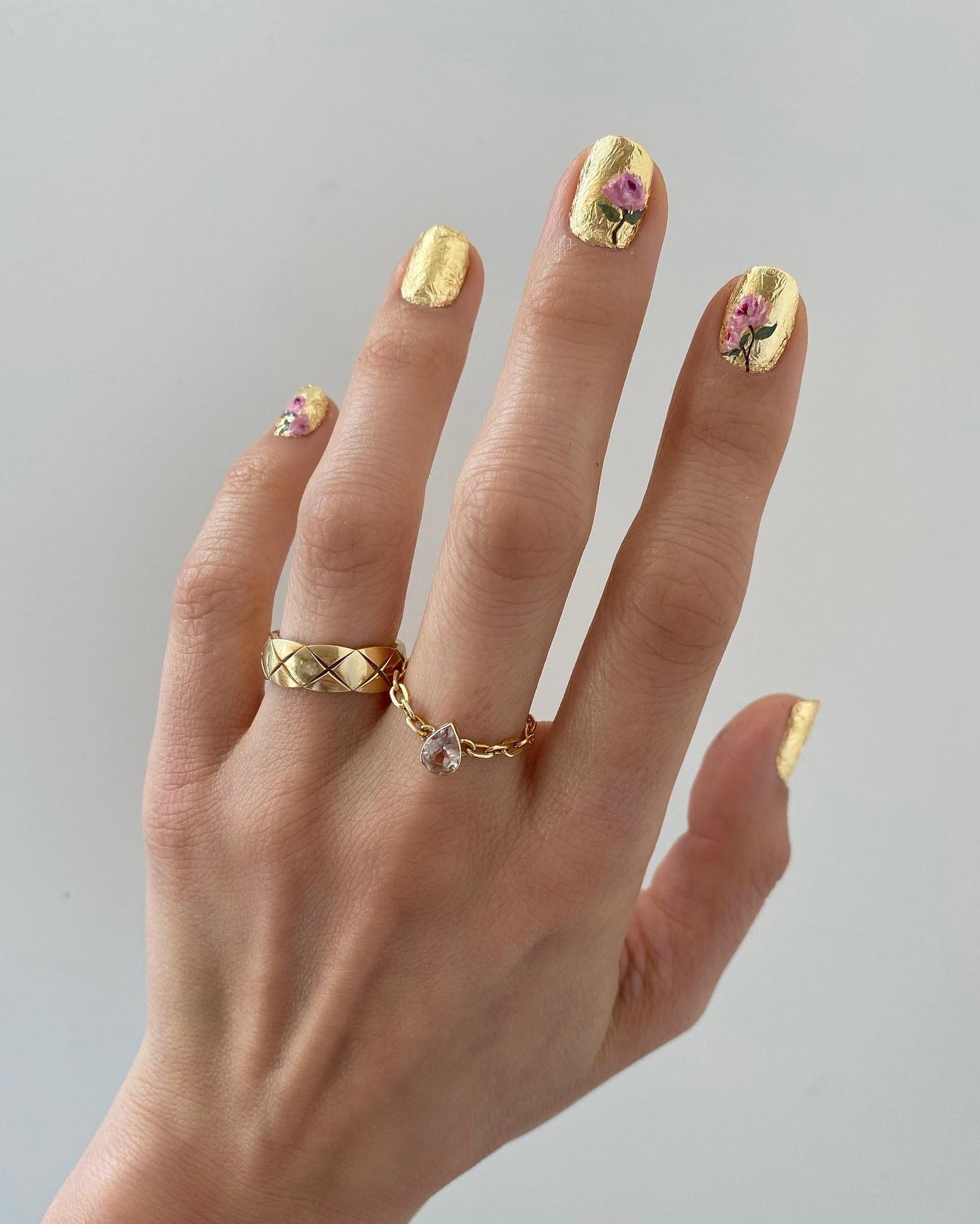17 Gold Nail Ideas That Always Look Chic, From Manicurists | Who What Wear