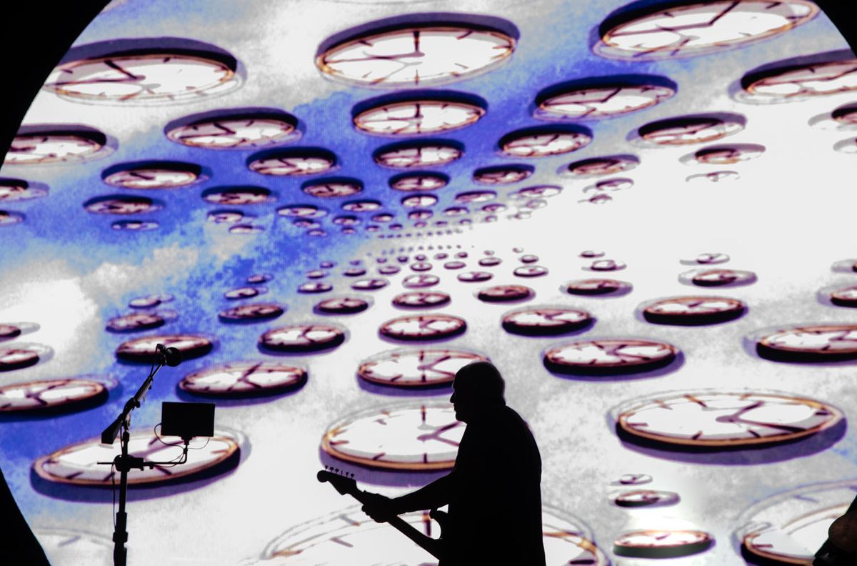 David Gilmour dazzles on the opening night of his tour in Rome: the ...