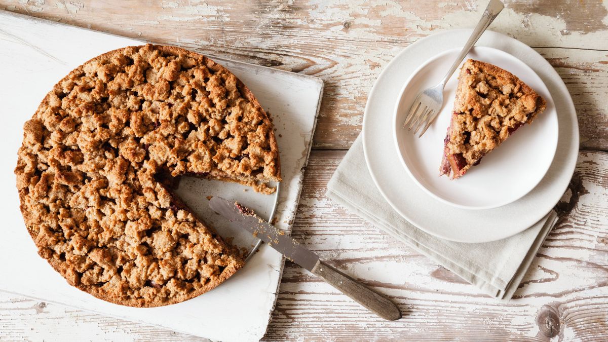 Plum crumble cake | Baking Recipes | GoodtoKnow