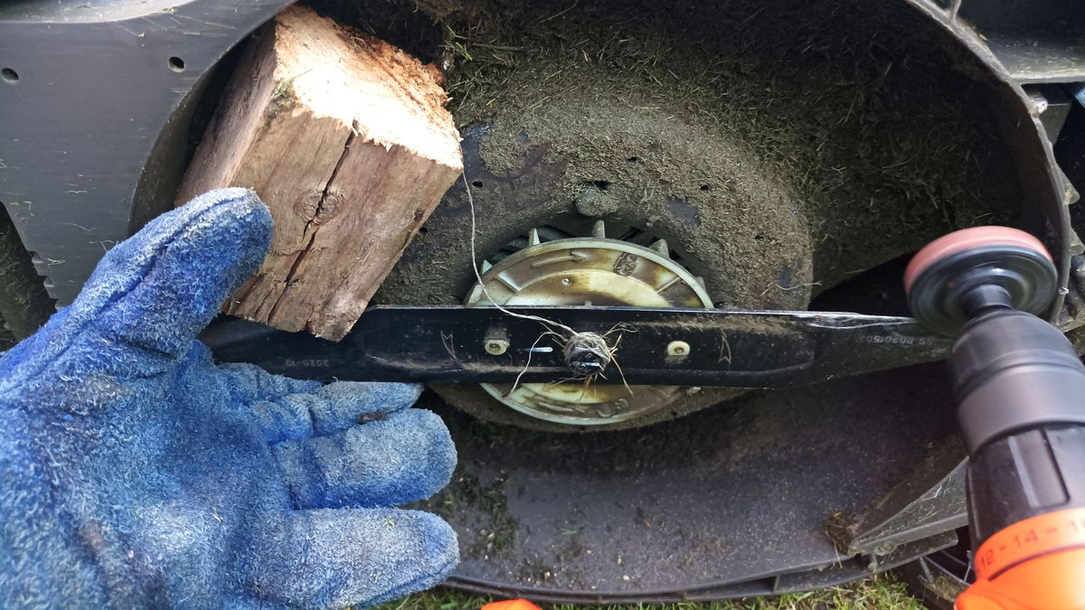How to sharpen lawn mower blades safely and easily | Homebuilding