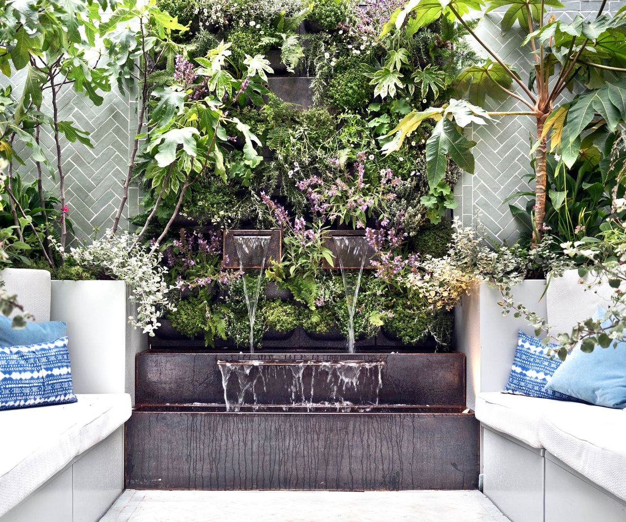 How to make a courtyard garden look bigger: tips and tricks from the ...
