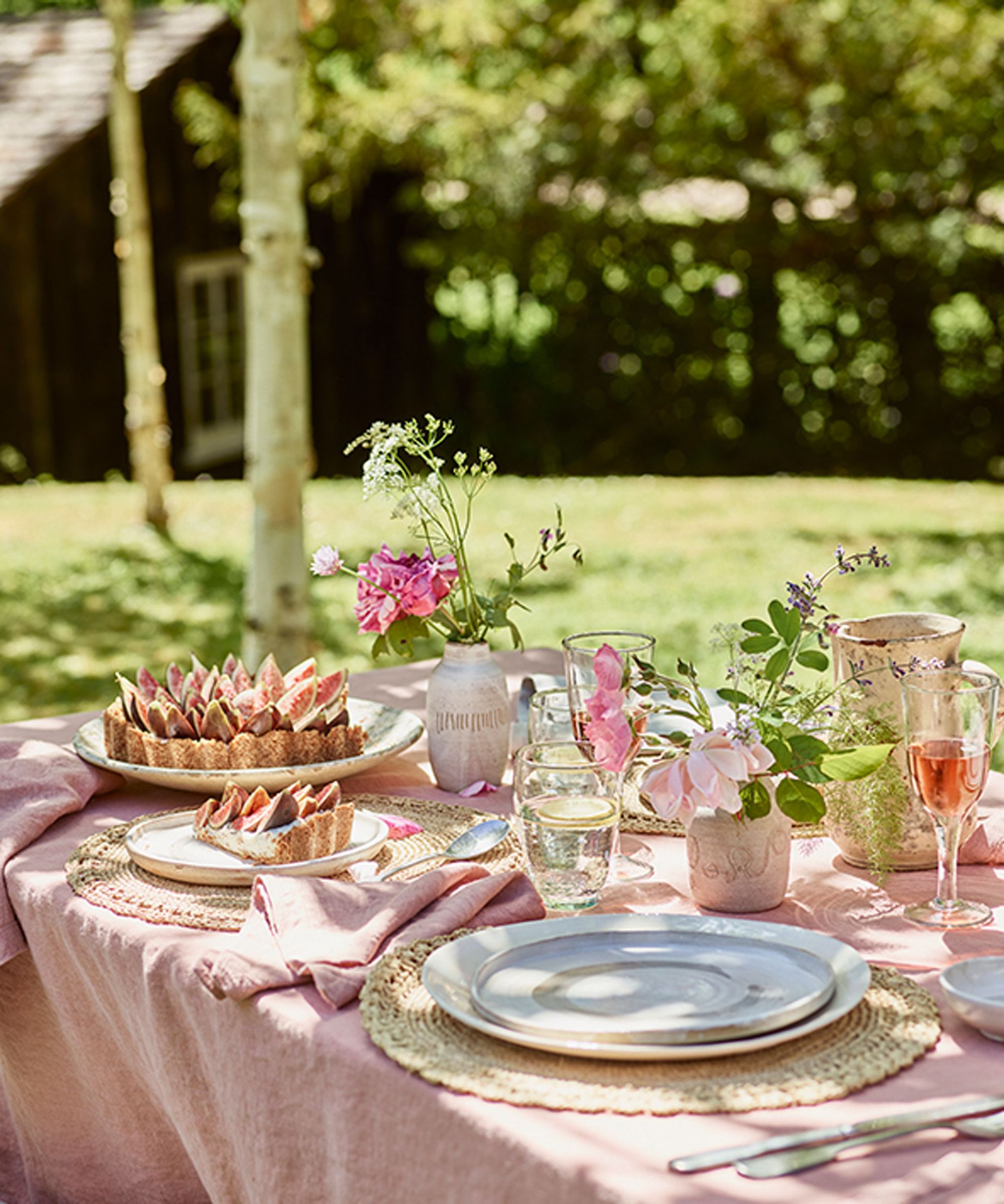 Outdoor table decorating ideas: 16 pretty looks to try | Gardeningetc
