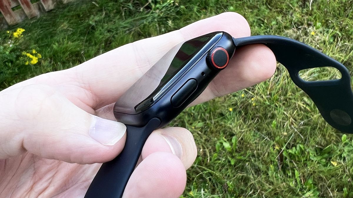 Apple Watch SE (2022) review: All Apple for part of the price ...