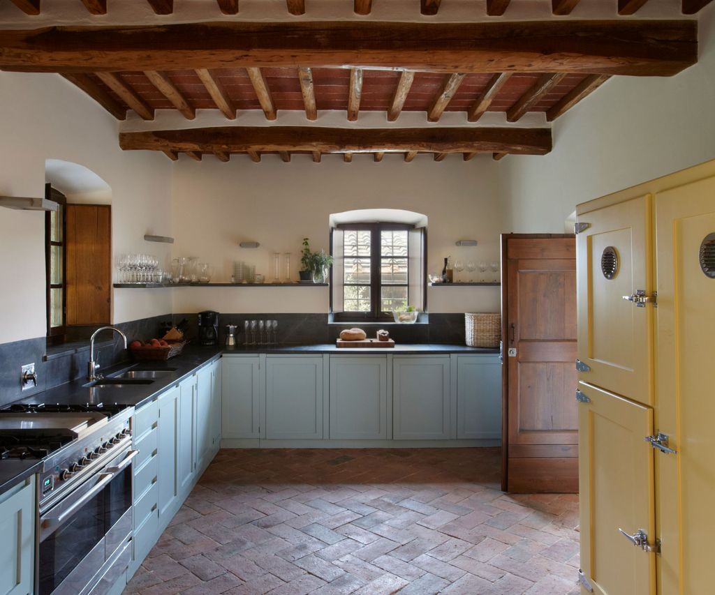 7 Tuscan kitchens that showcase that effortless Italian country style ...