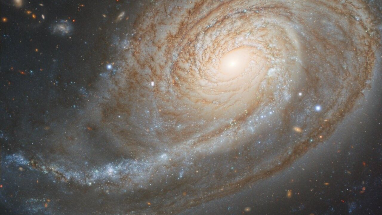 This lopsided galaxy has one seriously pumped-up arm (photo) | Space