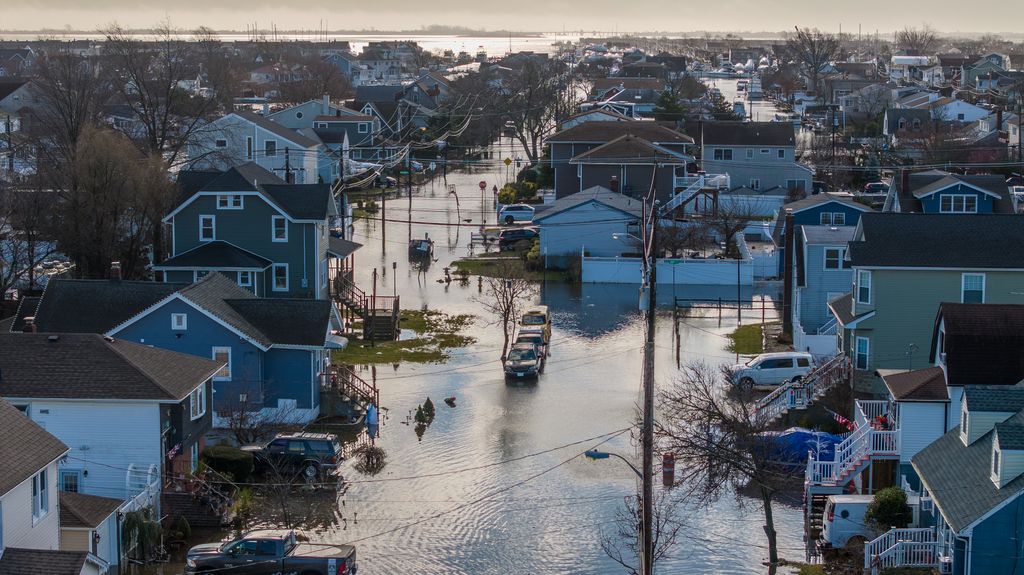 Sinking US cities face imminent flooding risk over next 3 decades, new ...