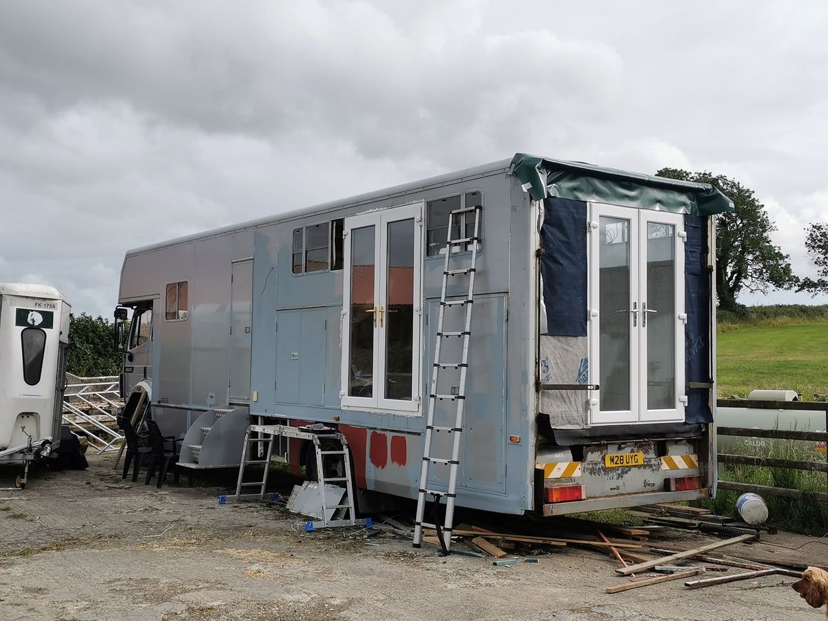Couple convert an old horse lorry into a unique home | Homebuilding