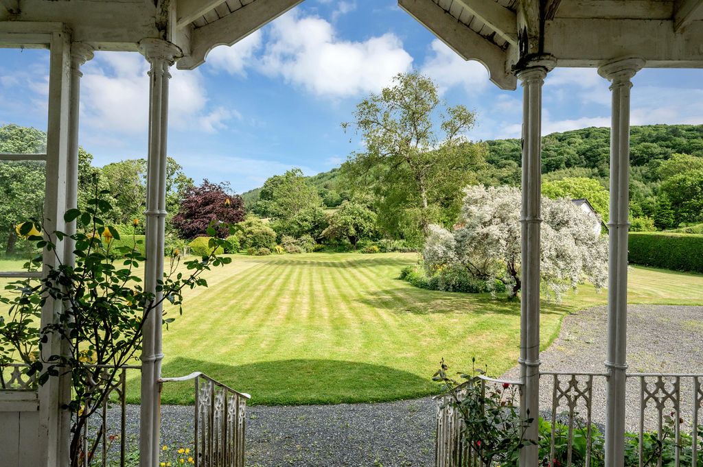 This country estate is peaceful, spacious and elegant... just please ...