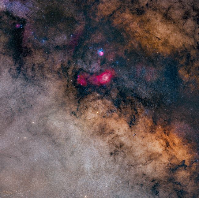 The Milky Way's dusty galaxy heart has a super-strange glow (photo) | Space
