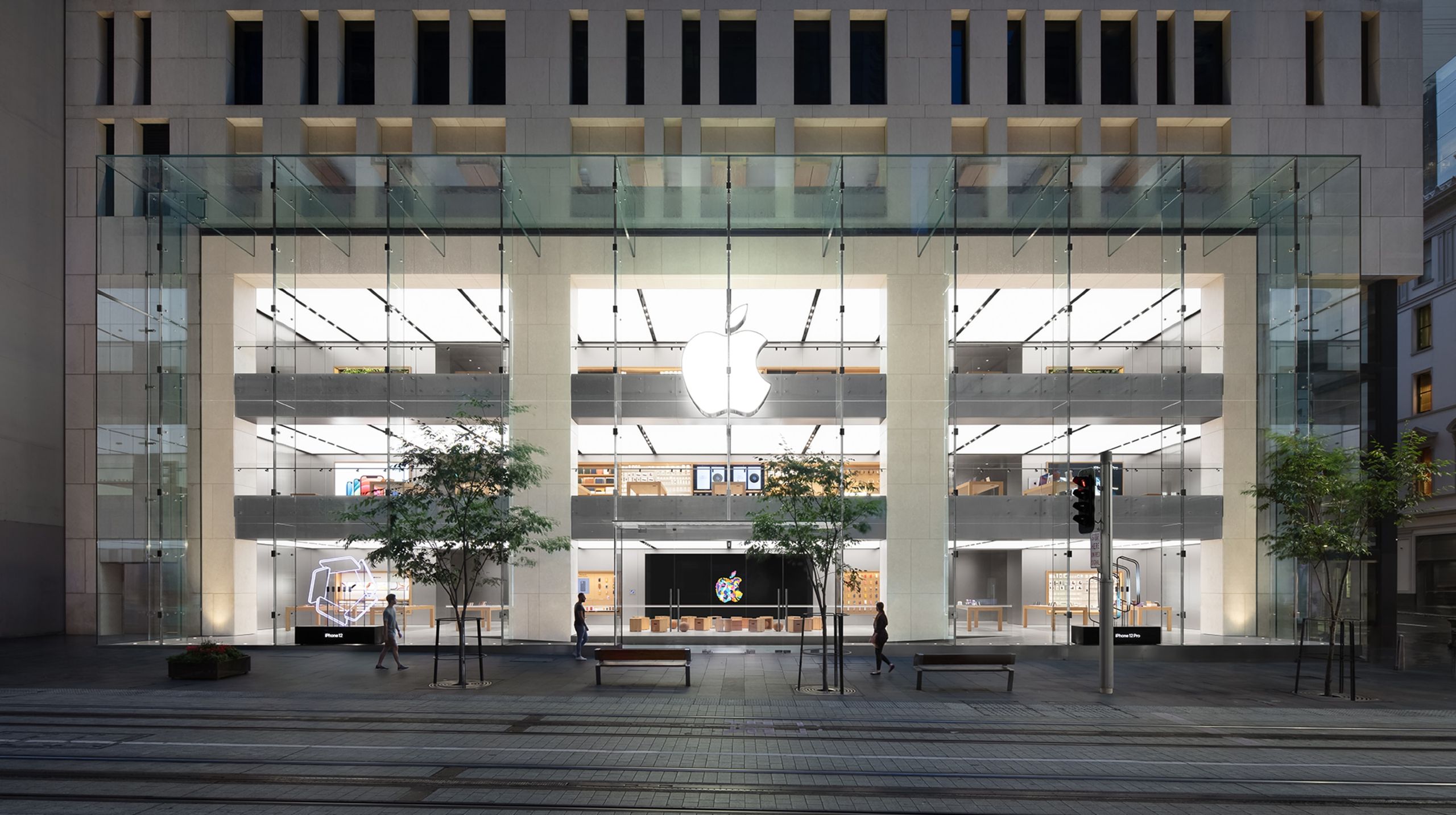 Apple's market value jumps by a record-breaking $191 billion in one day ...