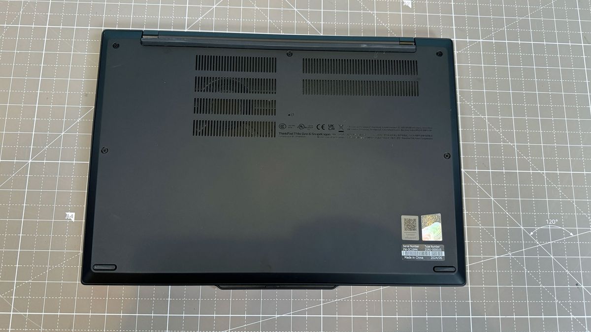 Lenovo ThinkPad T14s (Gen 6, Snapdragon) review: 21 hours of battery ...