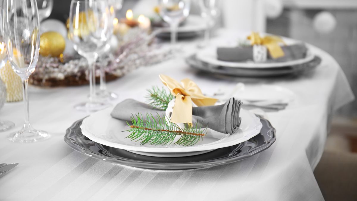 How to set a dinner table for the holidays and impress your guests ...